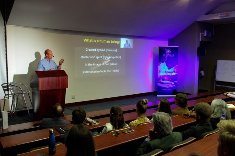 Eerste openbare lesing vanuit die NP van Wyk Louw-sentrum ŉ sukses ...